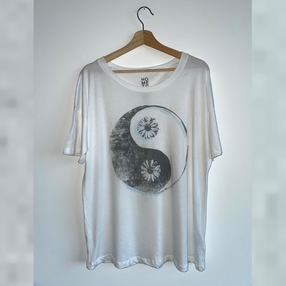Hometown Heroes | Tops | Daisy Ying Yang Oversized Boxy Women Medium ...